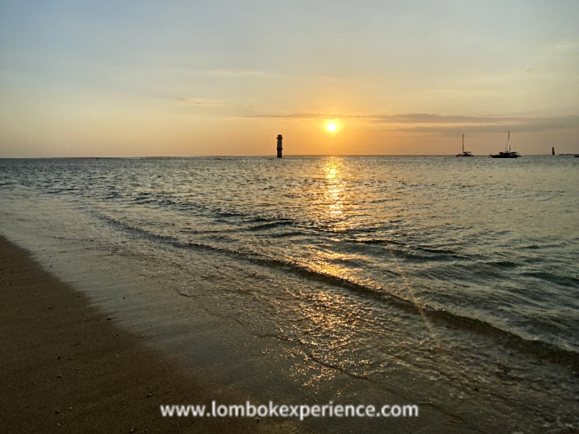 Potret Keanggunan Spot Sunset, Pantai Senggigi - Lombok Experience